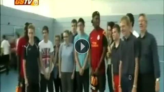 Eboue ve Drogba'ya sürpriz misafirler video - Didier Drogba, Emmanuel ...