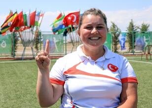 Paralimpik okçu Öznur Cüre, azmiyle hedefi 12'den vurdu