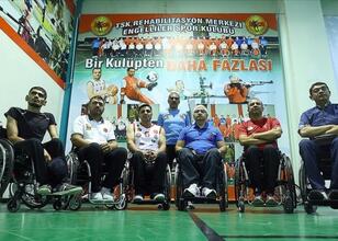 Genç para basketbolcular, ay-yıldızlı formayı giyebilmek için çalışıyor