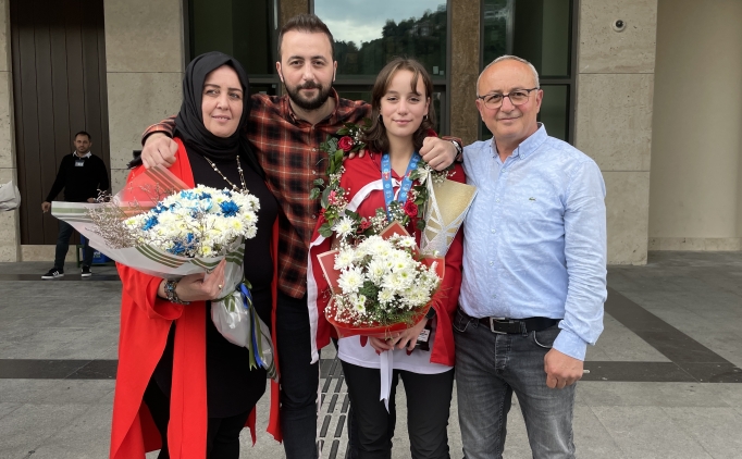 Dünya şampiyonu kick boksçu Rize'de coşkuyla karşılandı