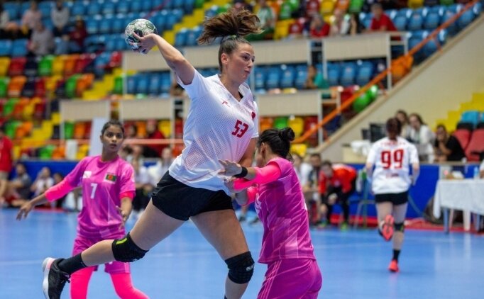 Hentbolcu Ayşenur Sormaz, İtalya'ya transfer oldu!