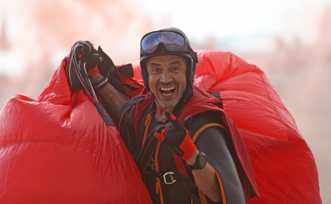 'Yarasa adam' zorlu atlayışlarla hava sporlarına dikkat çekmek istiyor