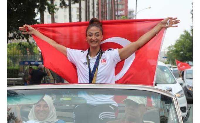 Dünya şampiyonu Nafia, çocukluk hayalini gerçekleştirdi