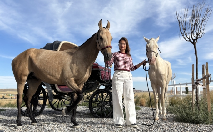 Kurduğu çiftlikte, Türkmen atı Ahal Teke ile sporcu yetiştiriyor